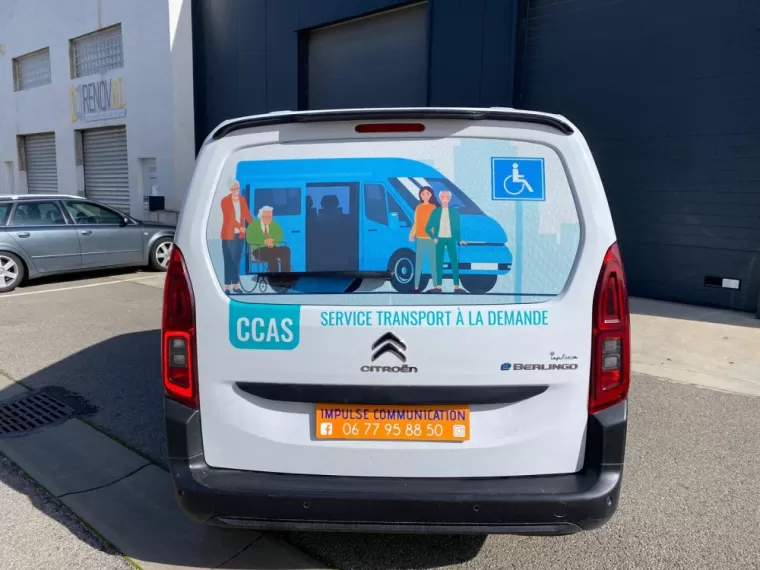 Réalisation d'un flocage de véhicule pour le CCAS de Saint-Cyprien | Impulse Communication